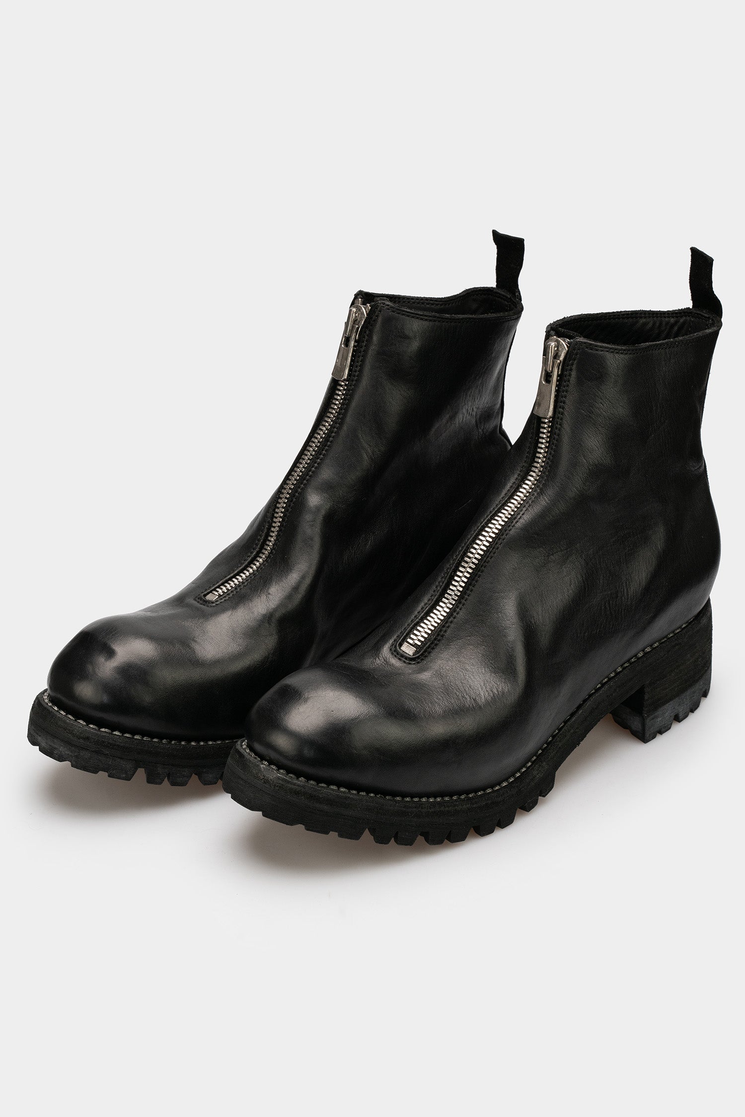 Mariette's boots of Mariette (Mackenzie Davis) in Blade Runner 2049 ...